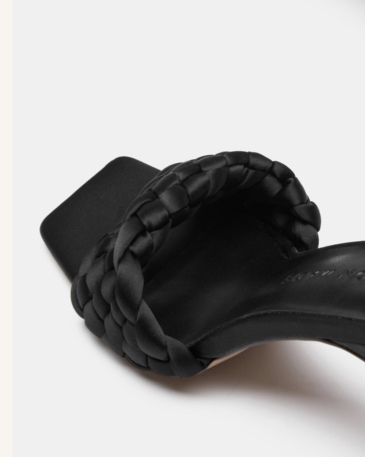 Nelson Made Ina - AirRobe